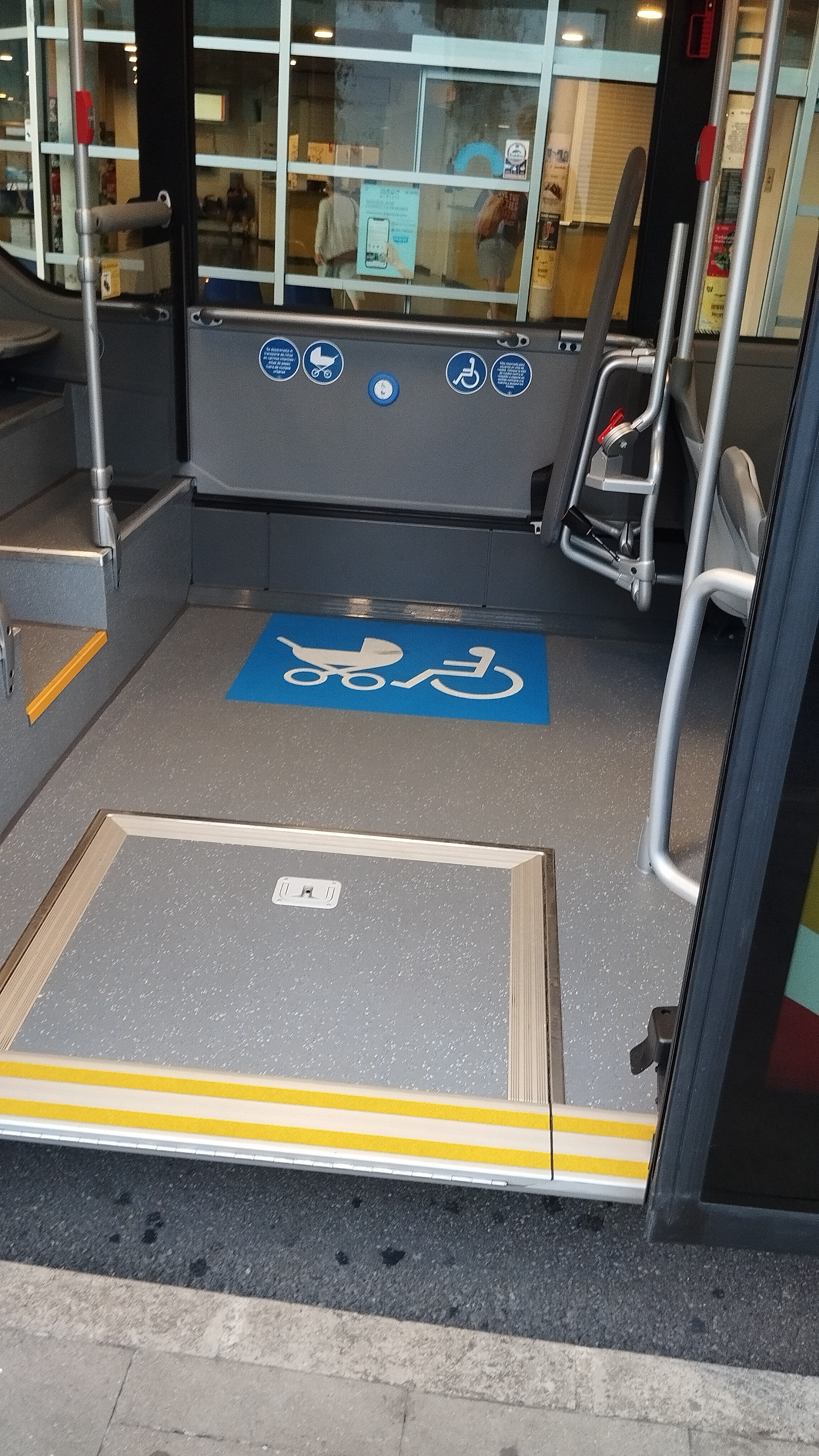 Menorca Buses and Services | from Airport | Routes and Timetables 2026